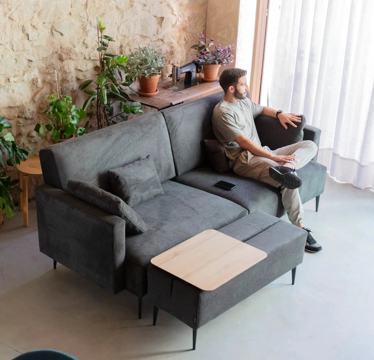 Pack Monroe sofá 4 plazas Lyon 242 cm + Puff con mesa – MOONAP